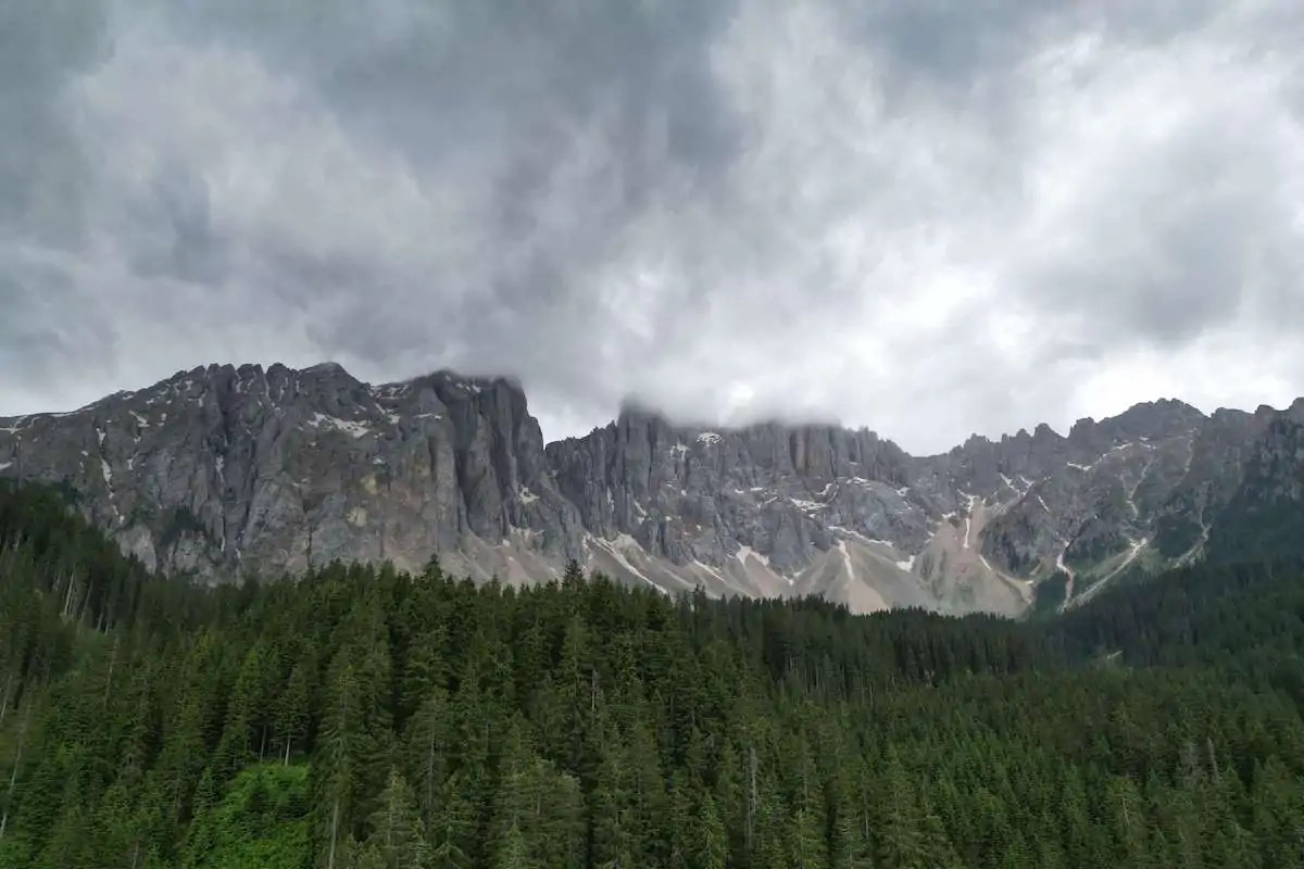 Lago di Mezzo: Dove si Trova e Come Arrivare